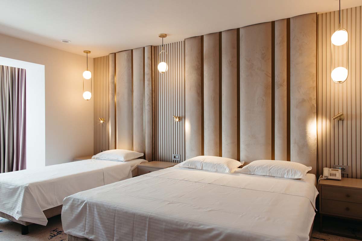 Camera dubla cu pat matrimonial si single - Pensiunea Iristar Falticeni ...