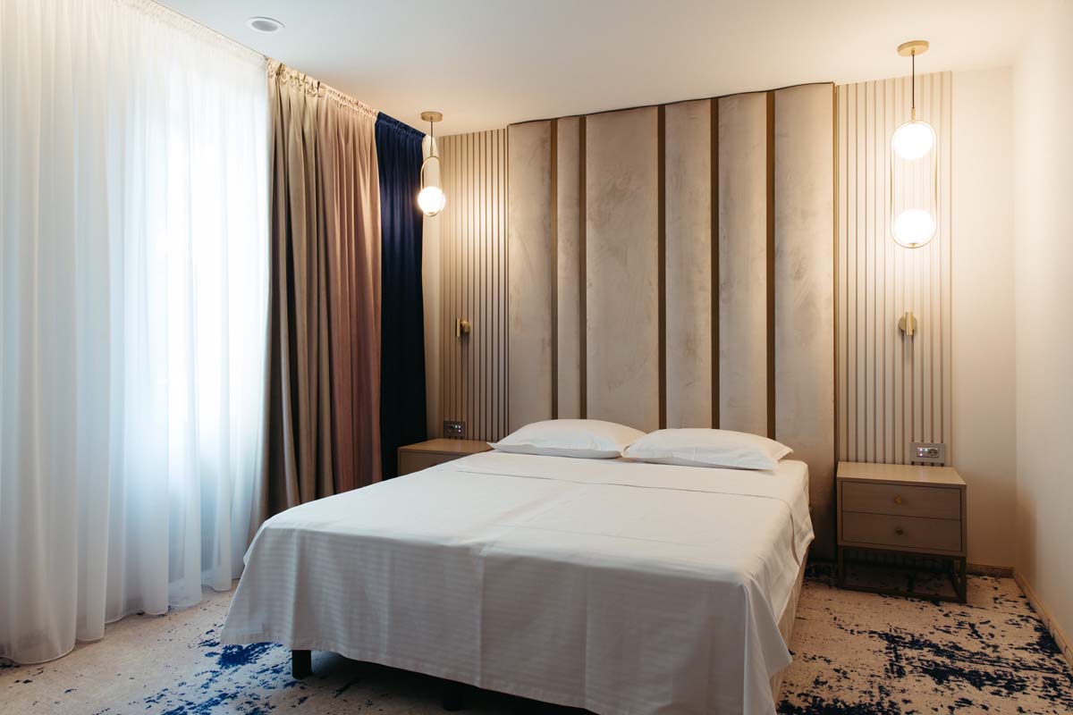 Camera dubla cu pat matrimonial sau twin - Pensiunea Iristar Falticeni ...