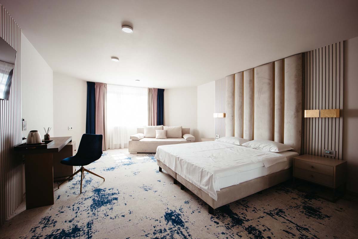 Camera dubla cu pat matrimonial si twin - Pensiunea Iristar Falticeni ...